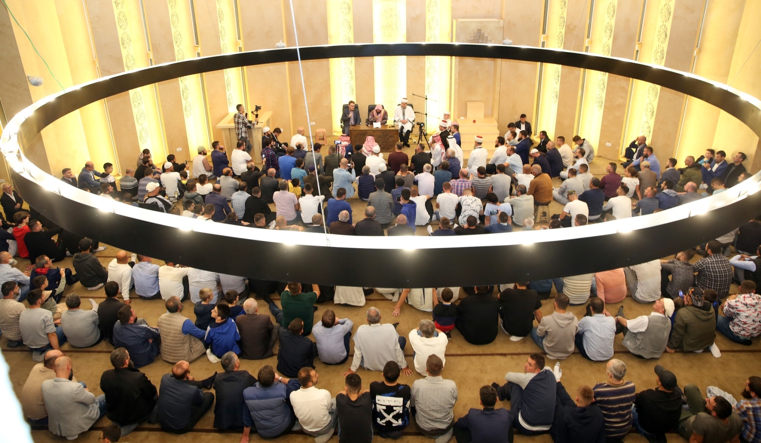 Imami i Qabes së shenjtë, dr. Abdullah Avad el-Xhuheni, priu në namazin ...